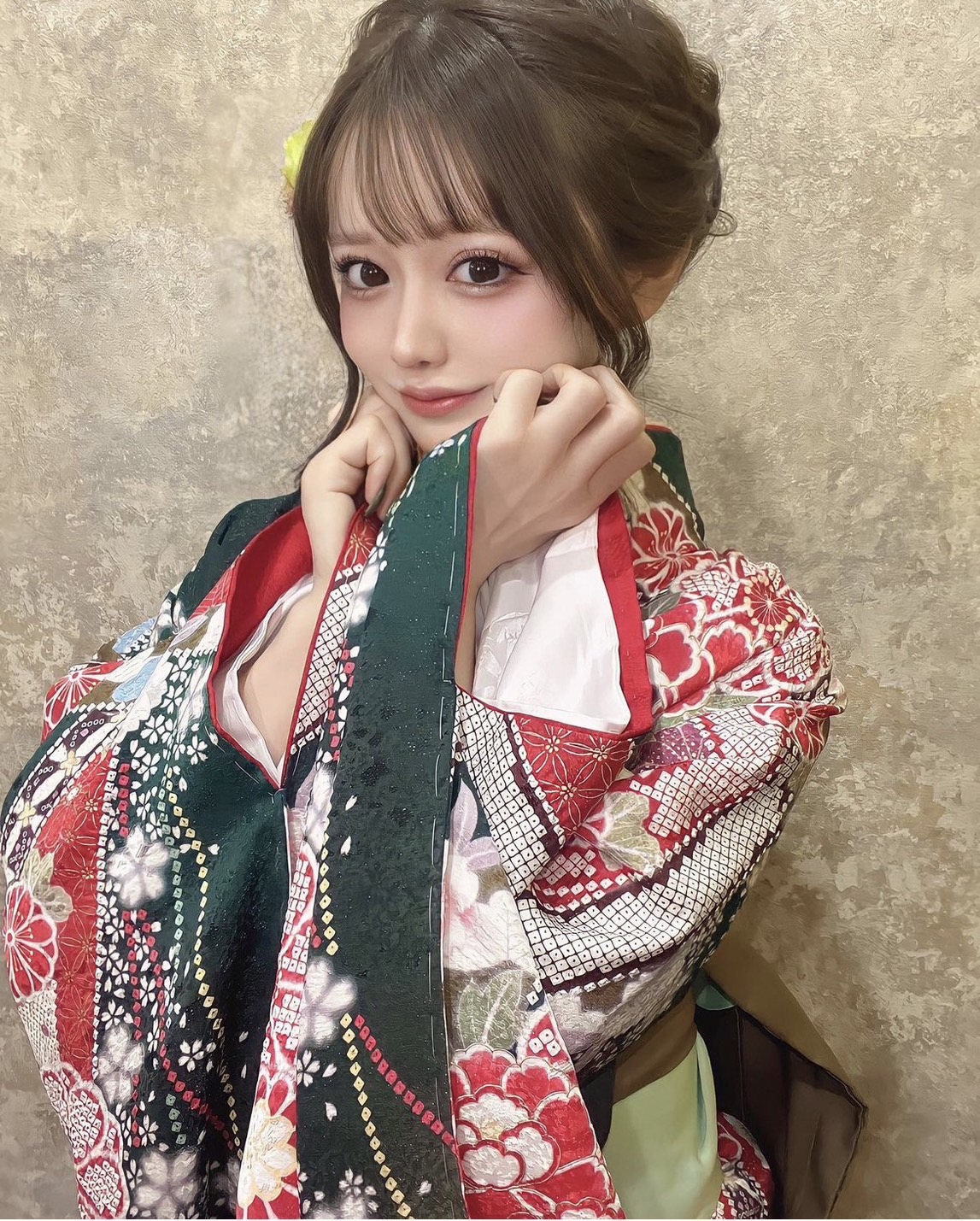 SNS指名人気NO1バルセロナグループキャバ嬢でありインフルエンサーのふうちゃん（愛月颯花）か#振袖gram札幌店で振袖姿を披露 - #振袖gram